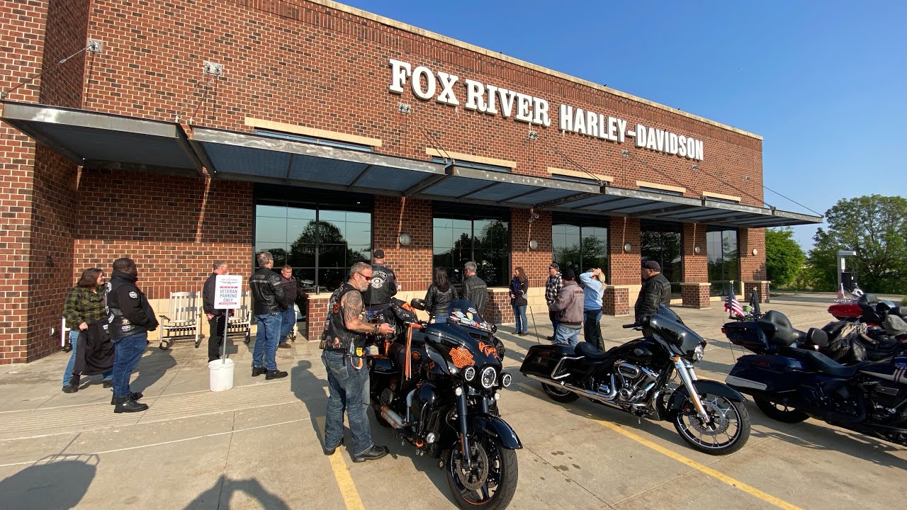 HOG (Harley Owners Group) Ride following the Illinois River - YouTube