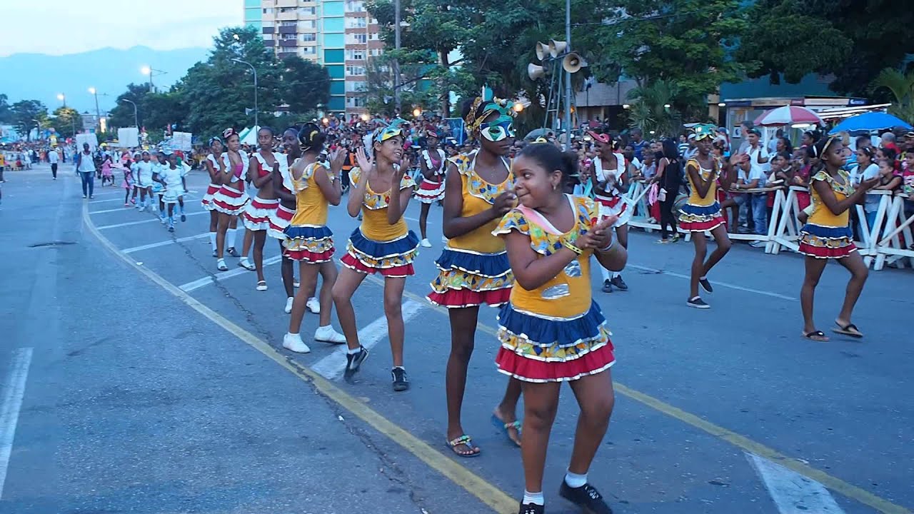 NIÑAS CUBANAS en comparsa de carnavales de Santiago de Cuba - YouTube
