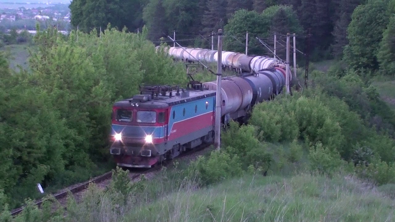 Tren de marfa GFR - cuplul 1 cu EA640 trece paraul Scheia - 19.05.2020 ...