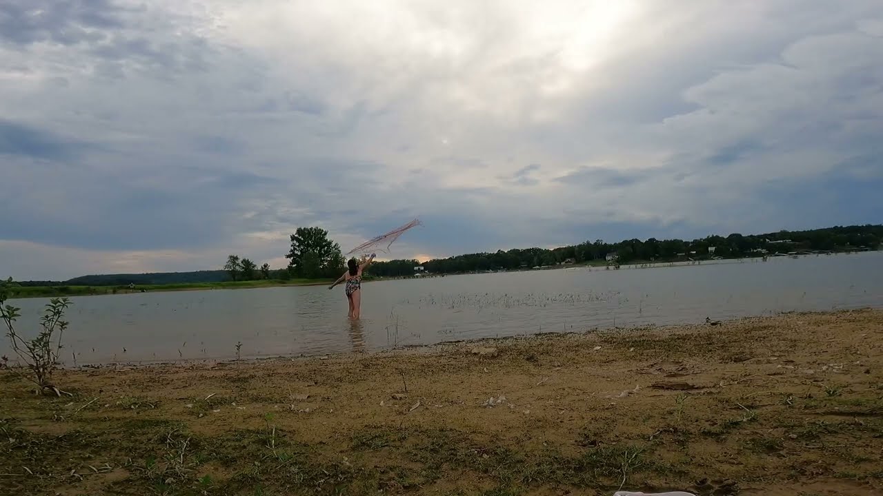 I PRACTICE TROWING A ROUND CASTING NET - YouTube