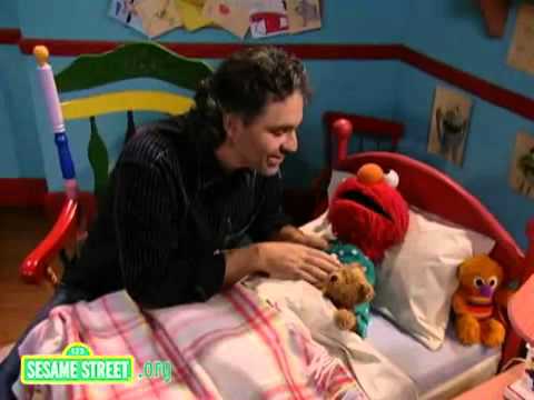 Sesame Street Andrea Bocelli's Lullabye To Elmo // Andrea Bocelli ayuda ...
