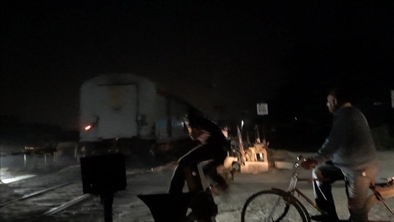 22429 Delhi - Pathankot SF Express near Sarna Railway Station with GZB ...