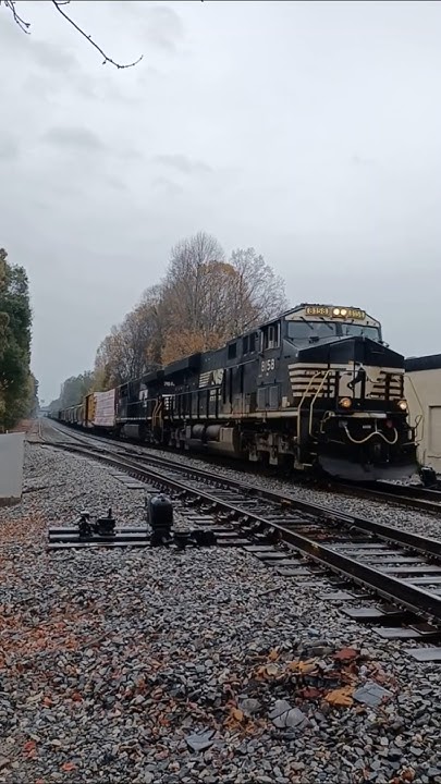 Power DUO "Crawlin thru RAINY downtown" Very NICE HORN! Norfolk Southern #8158 - #154 @rider22 ...