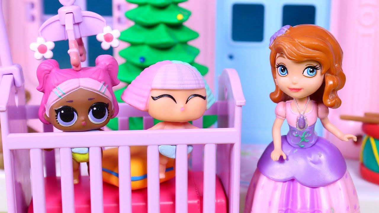 PRINCESA SOFIA 👑 Sofía cuida a las muñecas LOL Surprise | Princesa Disney Muñecas - YouTube