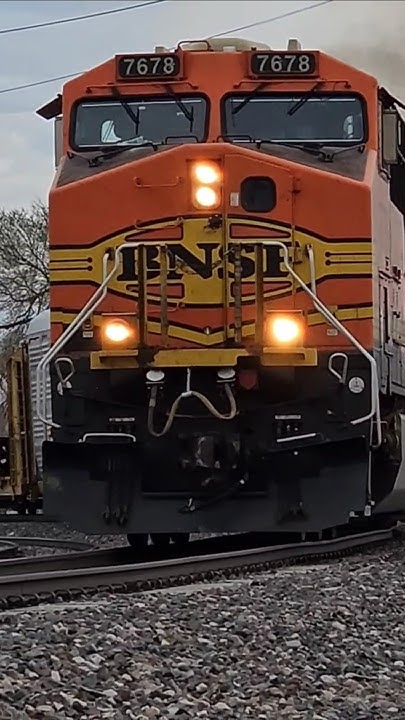 BNSF 7678 H2 Leads Mixed Freight North! - YouTube