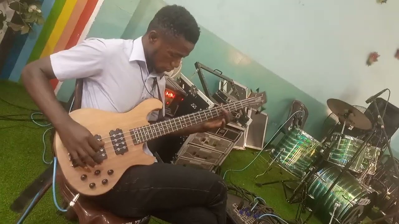 henock bass manyuka dans son église - YouTube