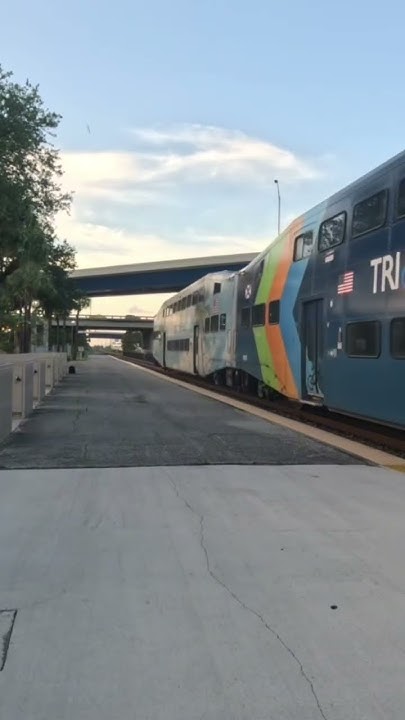 Tri-Rail 815 Arriving into fort Lauderdale. - YouTube