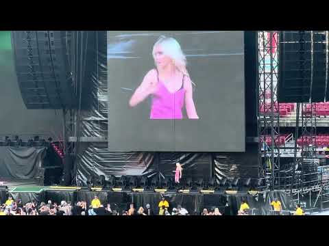 The Pretty Reckless- Witches Burn. Live in Tampa 2025 - YouTube