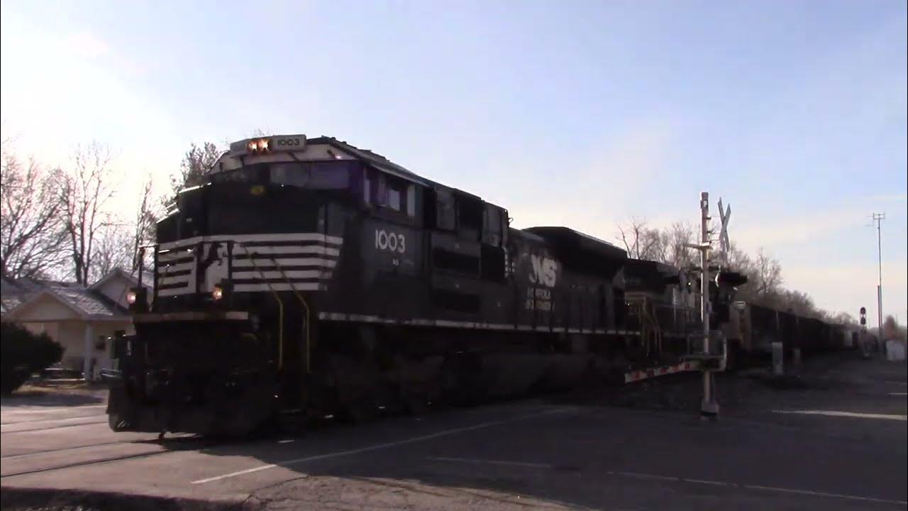 NORFOLK SOUTHERN EMD SD70ACE Northbound Mix Freight - YouTube