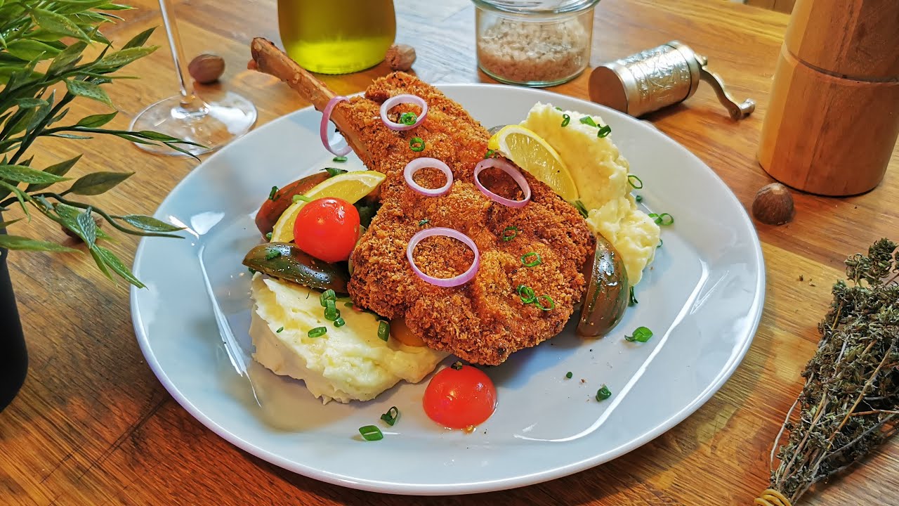 Cotlet de Porc in Panko - Snitel Crocant cu Piure Aromat si Salata ...