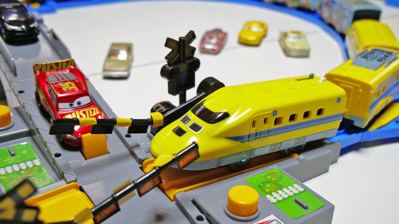 Plarail 3 forked road course ☆ 5 trains passing through railroad ...