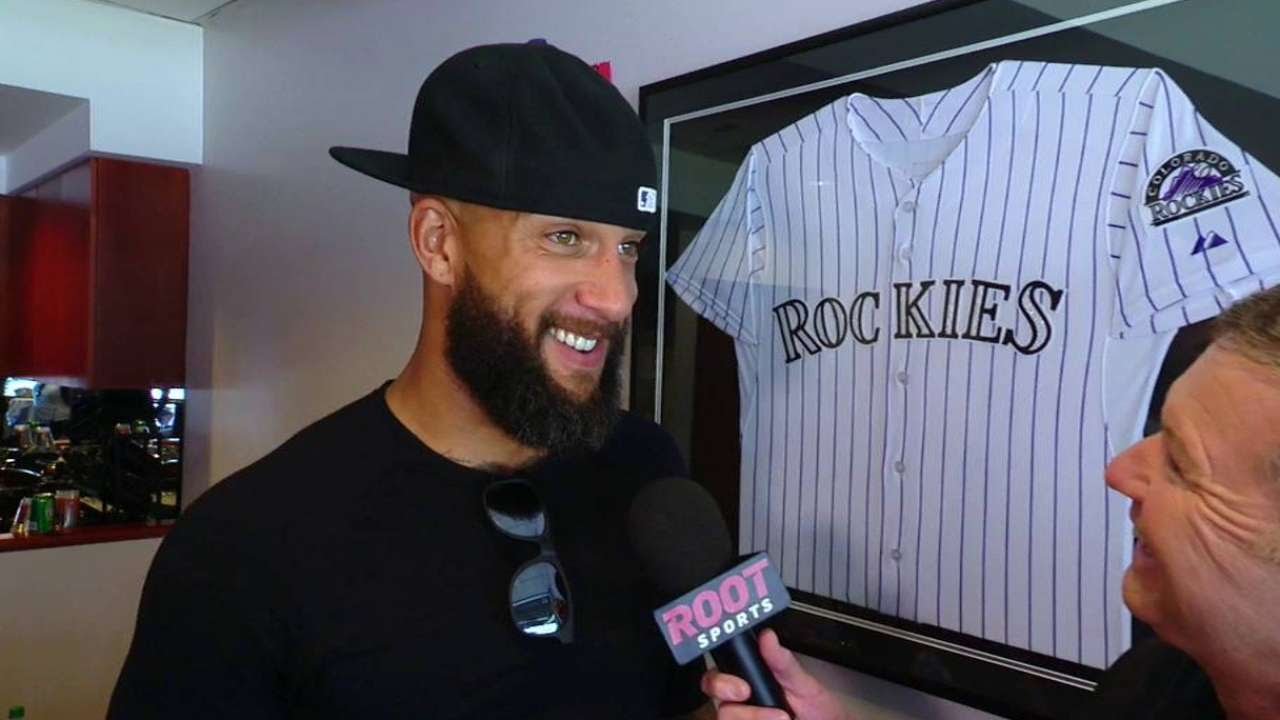 CHC@COL: Tim Howard on throwing out the first pitch - YouTube