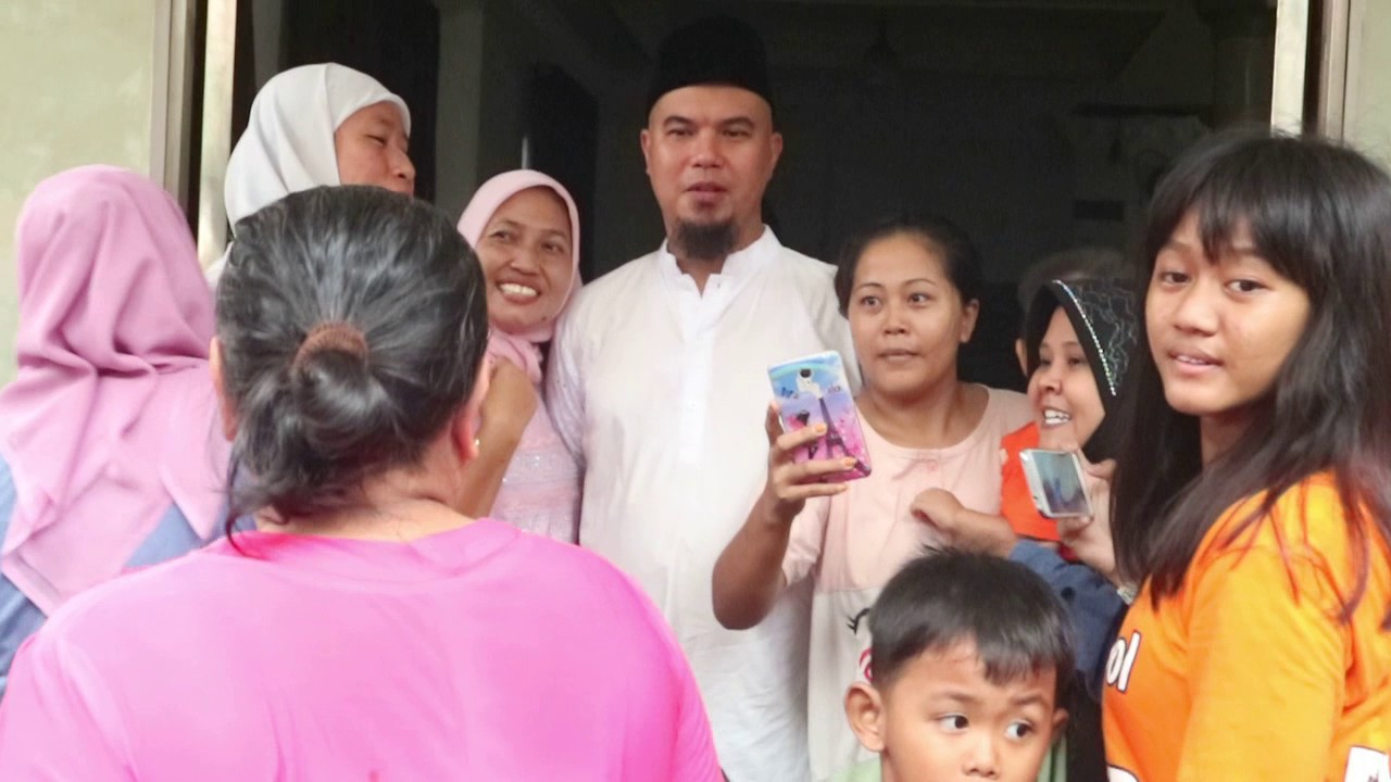 Ibu ini tetap kejar Ahmad Dhani walau masih pakai daster - YouTube