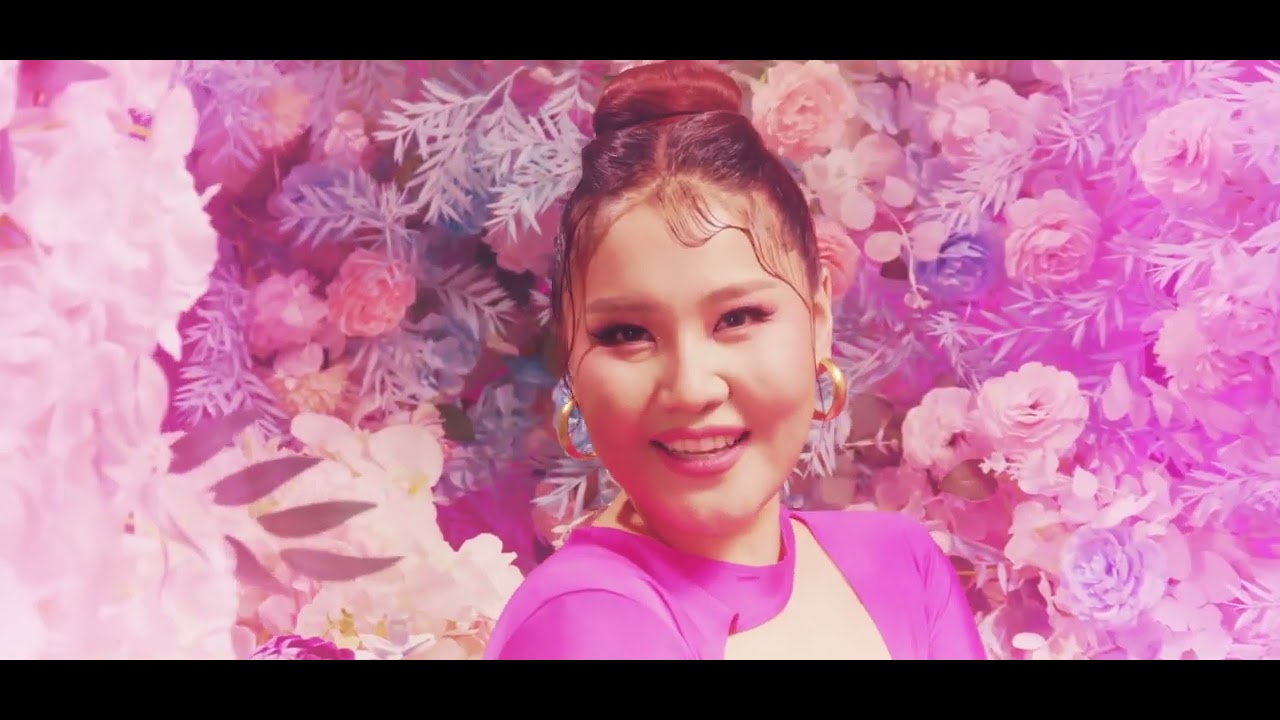 Өөрөөрөө гэрэлтэх эмэгтэй - Хандмаа Oorooroo gerelteh emegtei - Handmaa ...