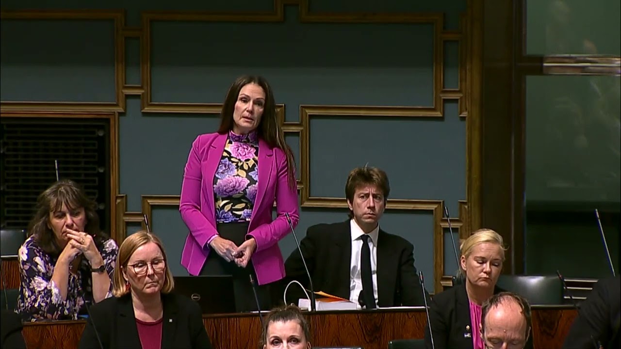 Lulu Ranne pistää Ministeri tuppuraisen tiukoille - YouTube