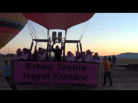 Kapadokya'da Balonlar Meme Kanserine Dikkat Çekmek İçin Havalandı