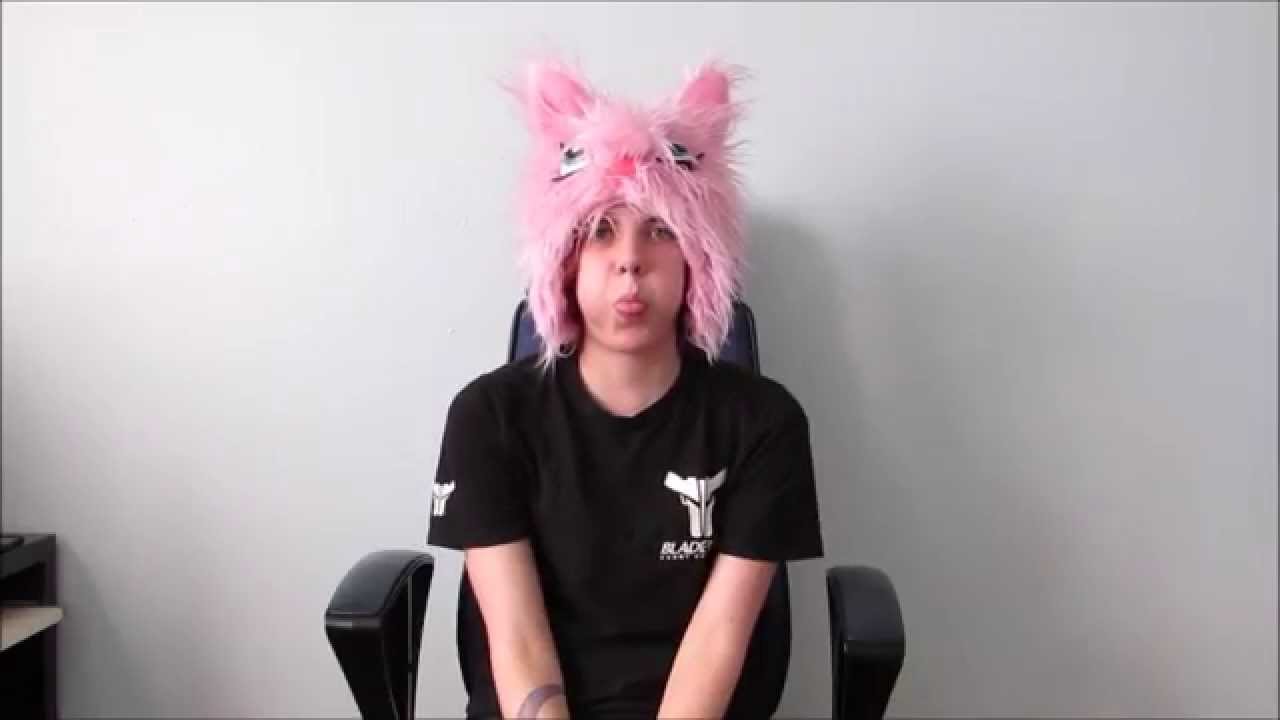Cosplay Anonymous Review - Fluffle Puff Hat - YouTube