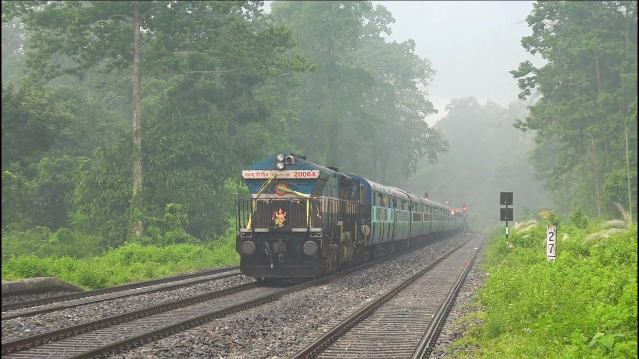 20084/SGUJ/WDP-4 Loco pulling Sikkim-Mahananda Express (Dellhi ...