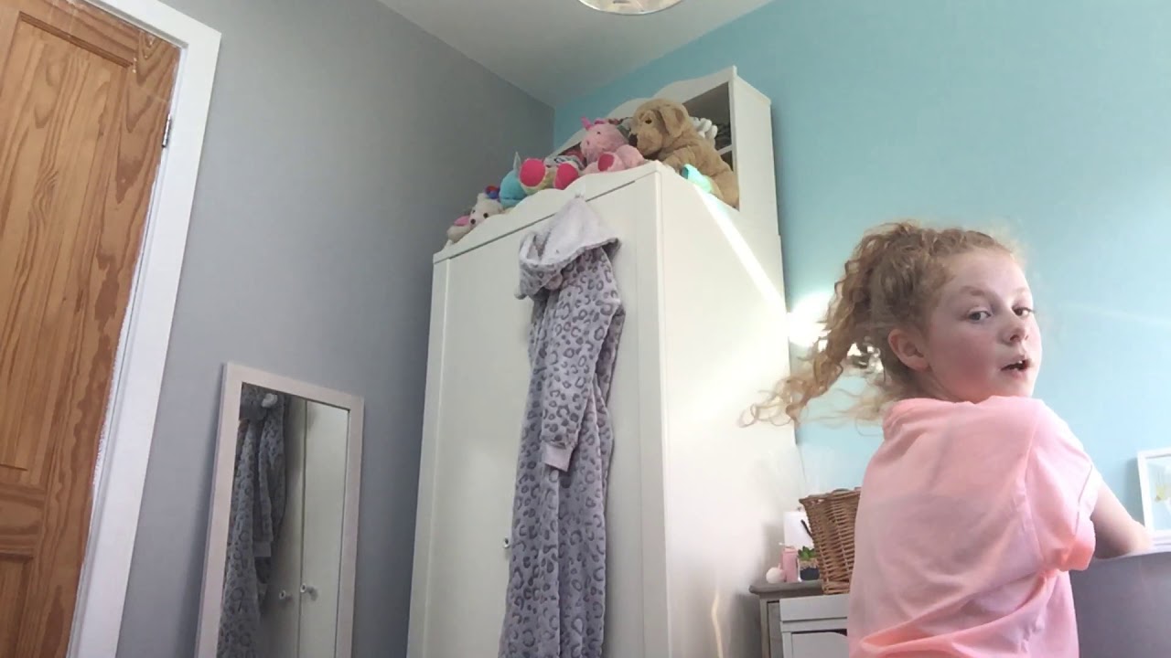 very unorganised room tour 🙂 - YouTube