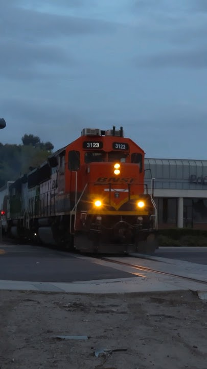 BNSF 3123 Leads Yard Switcher w/ Ex-BN 3119! #bnsfrailfan #train #bnsfrailway #bnsf - YouTube