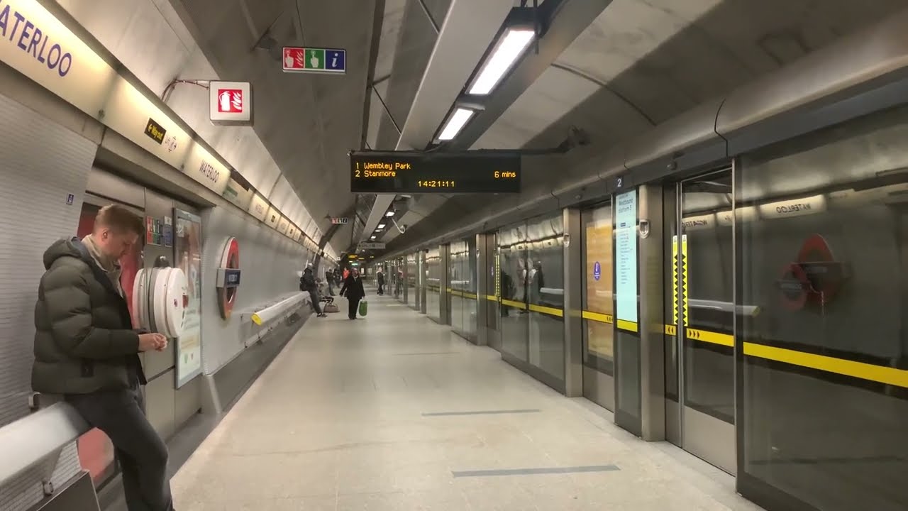 (Westbound) jubilee Line: Train at Waterloo Station - YouTube