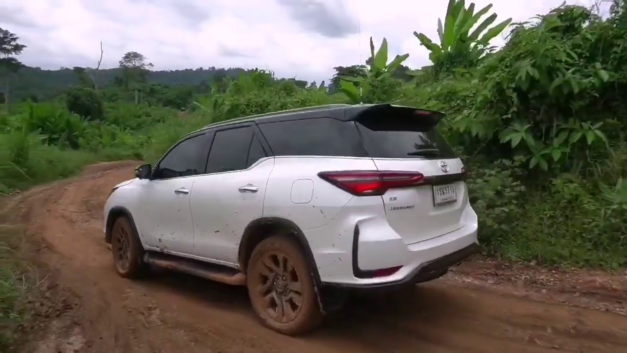 "Toyota Fortuner Legender" Test Drive เดิมๆก็ลุยได้ - YouTube