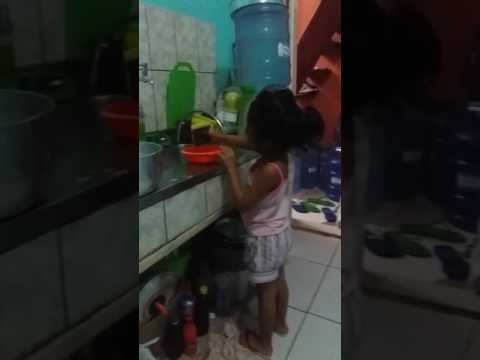 Princesa Sofia lavando Louça.