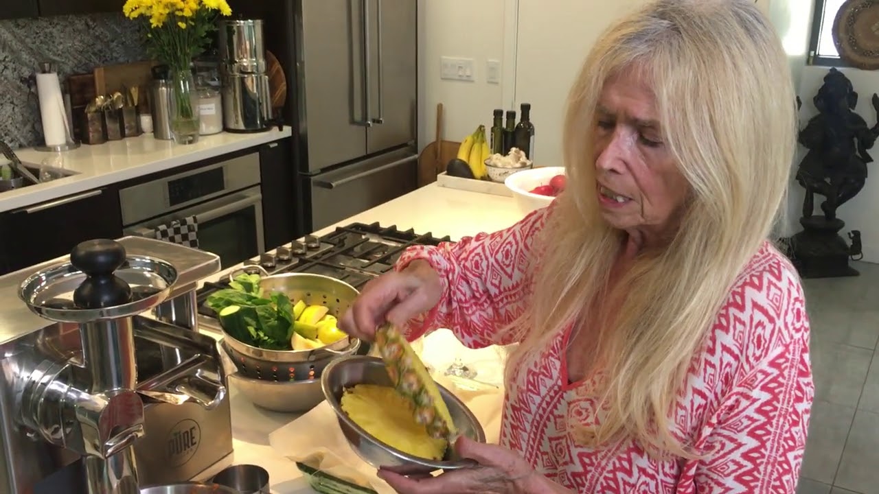 Mimi demonstrates her new PURE Juicer - YouTube