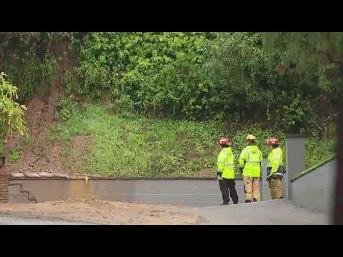Small mudslide blocks roadway in Studio City neighborhood - YouTube
