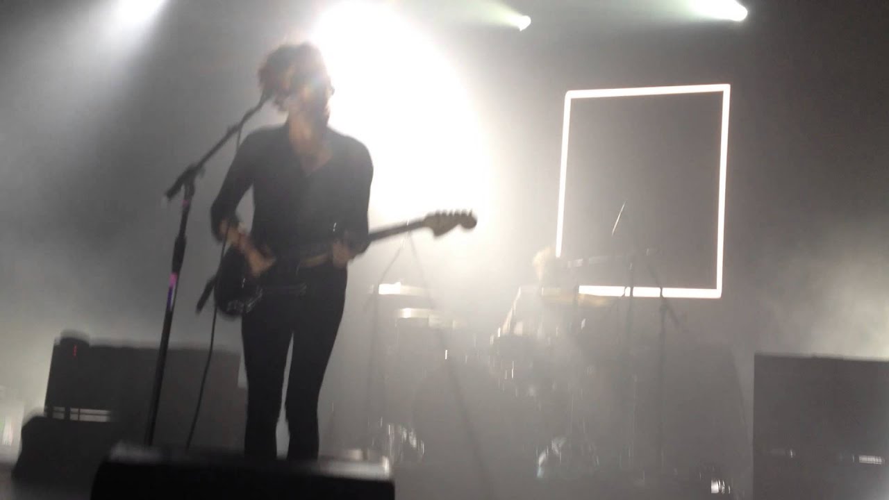 She Way Out (Live in NYC) - The 1975 - YouTube
