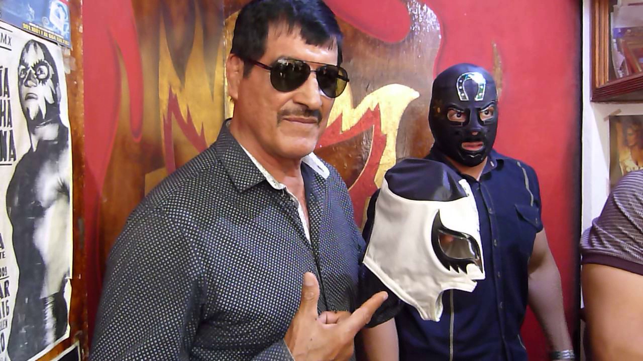 CIEN CARAS CON SU CLASICA MASCARA - YouTube