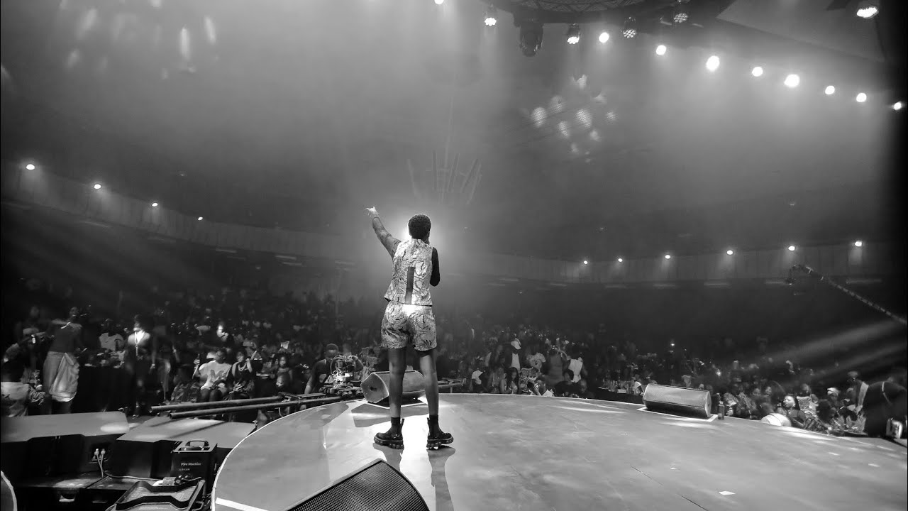 Azawi Turns Heads At Second Concert - YouTube