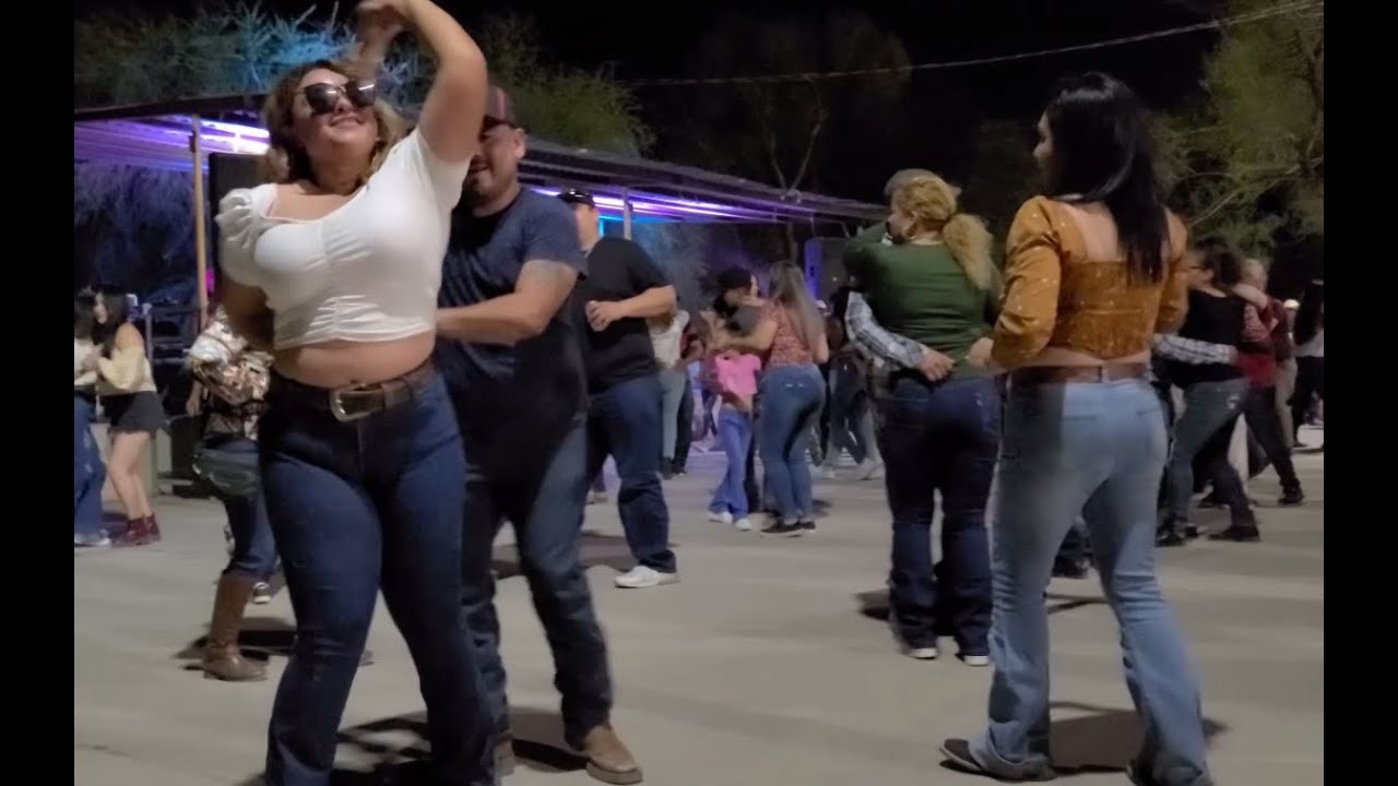 Que tiene ealla, baile en plaza - YouTube