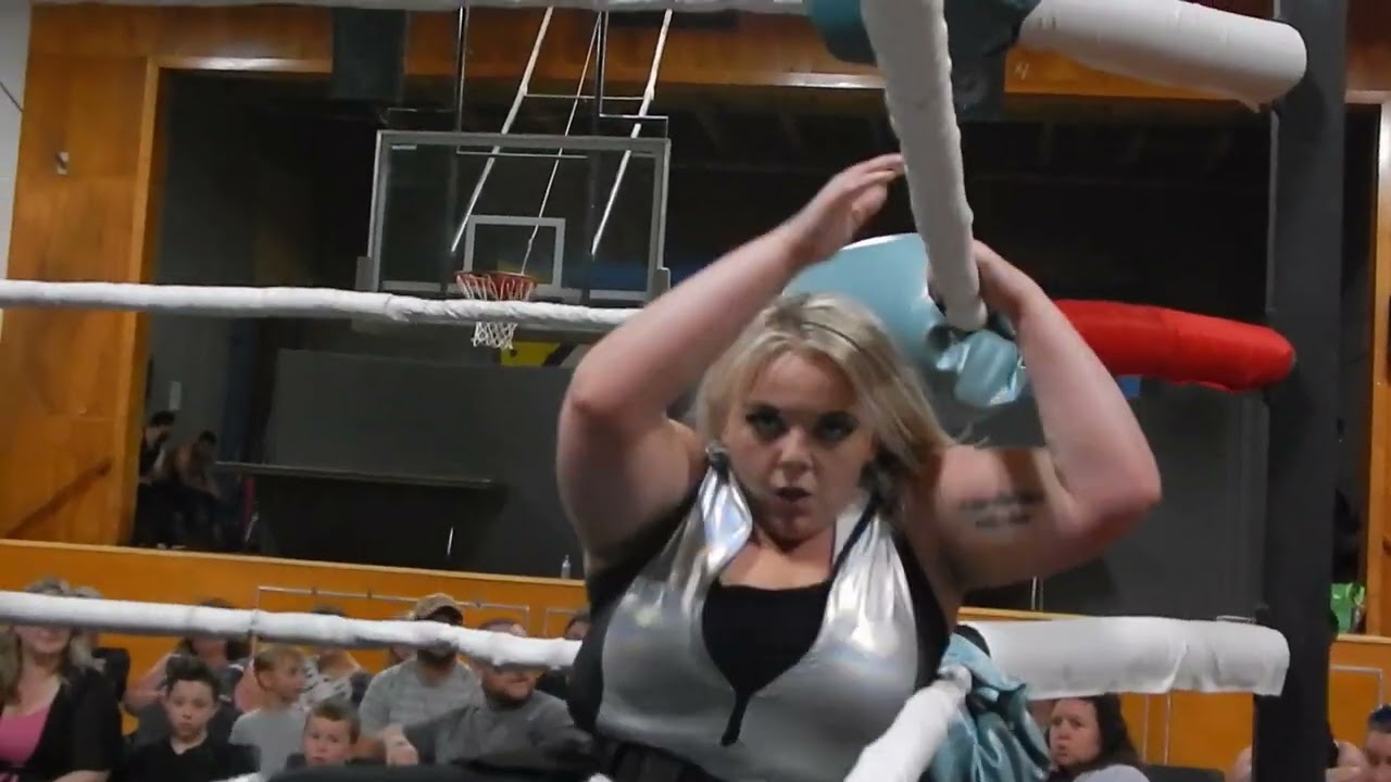 Maddison Miles vs Taylor Rising - YouTube
