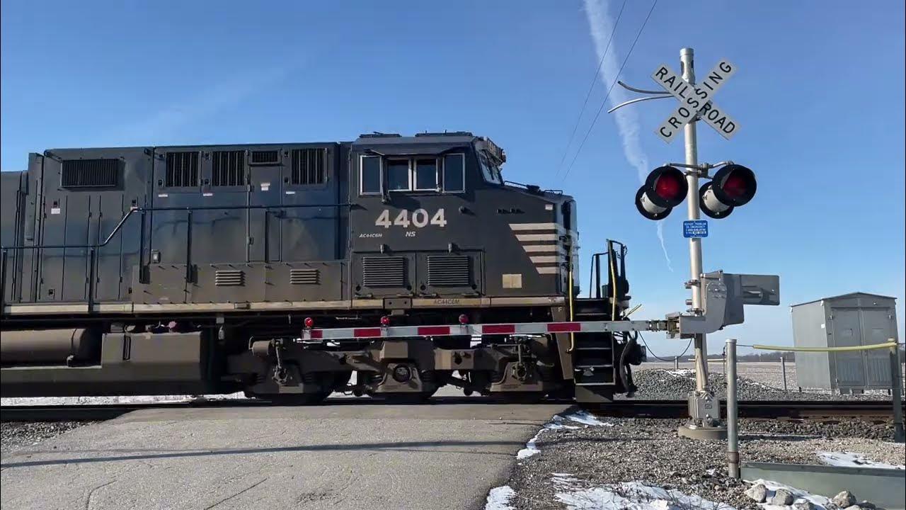 NS 4404 Leads Solo on Manifest North | Carey Rd. Railroad Crossing, Chatfield, OH - YouTube