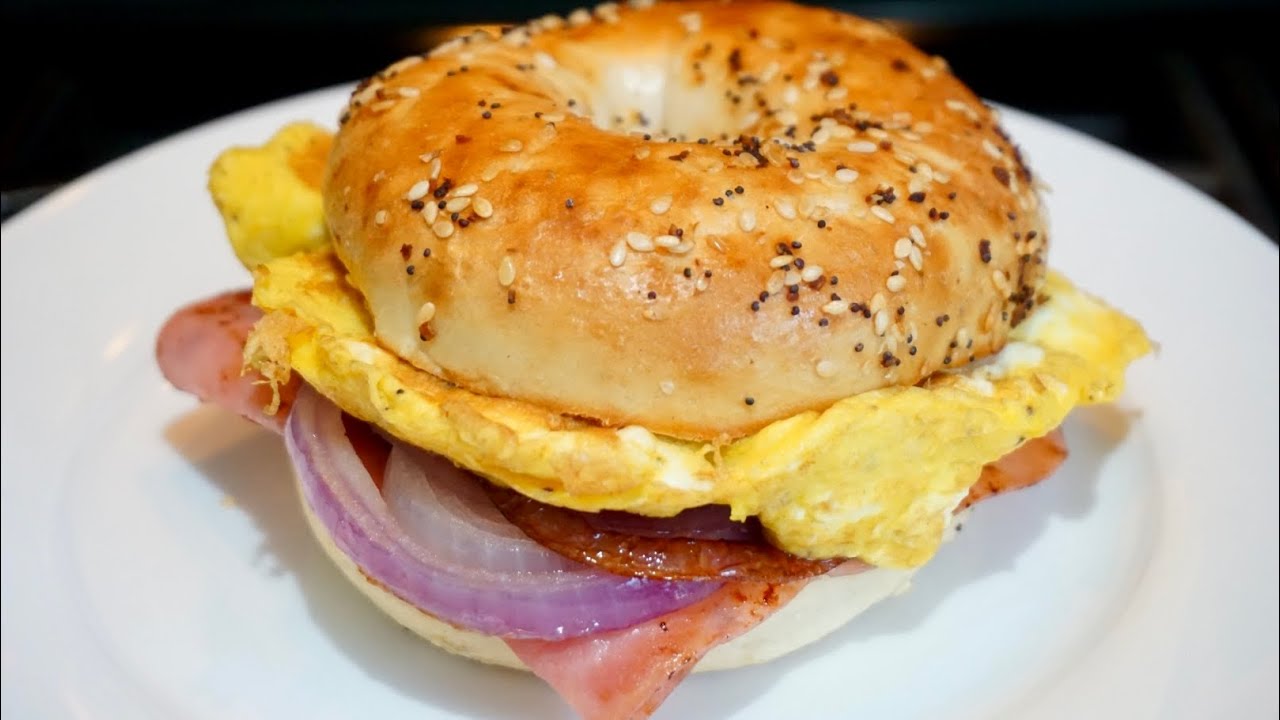 Desayuno práctico economico y muy sabroso. Bagel de jamón con huevo y ...