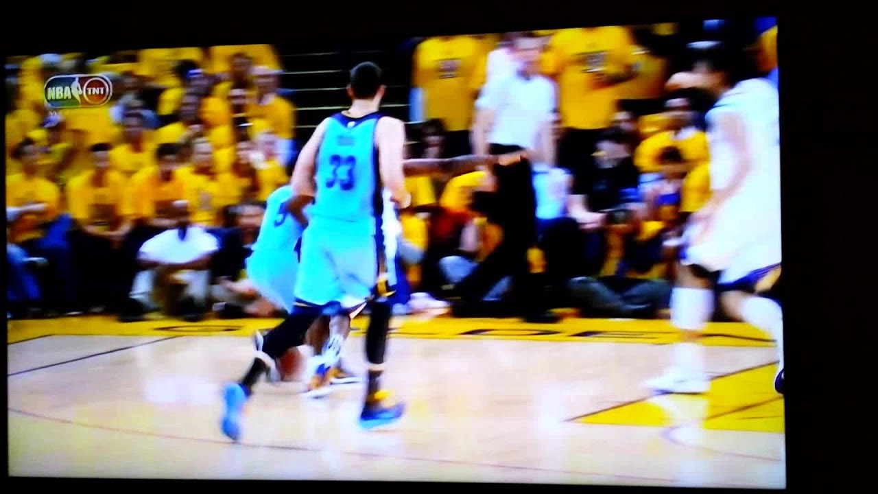 2015 NBA Playoffs: Harrison Barnes does the splits. Ouch! - YouTube