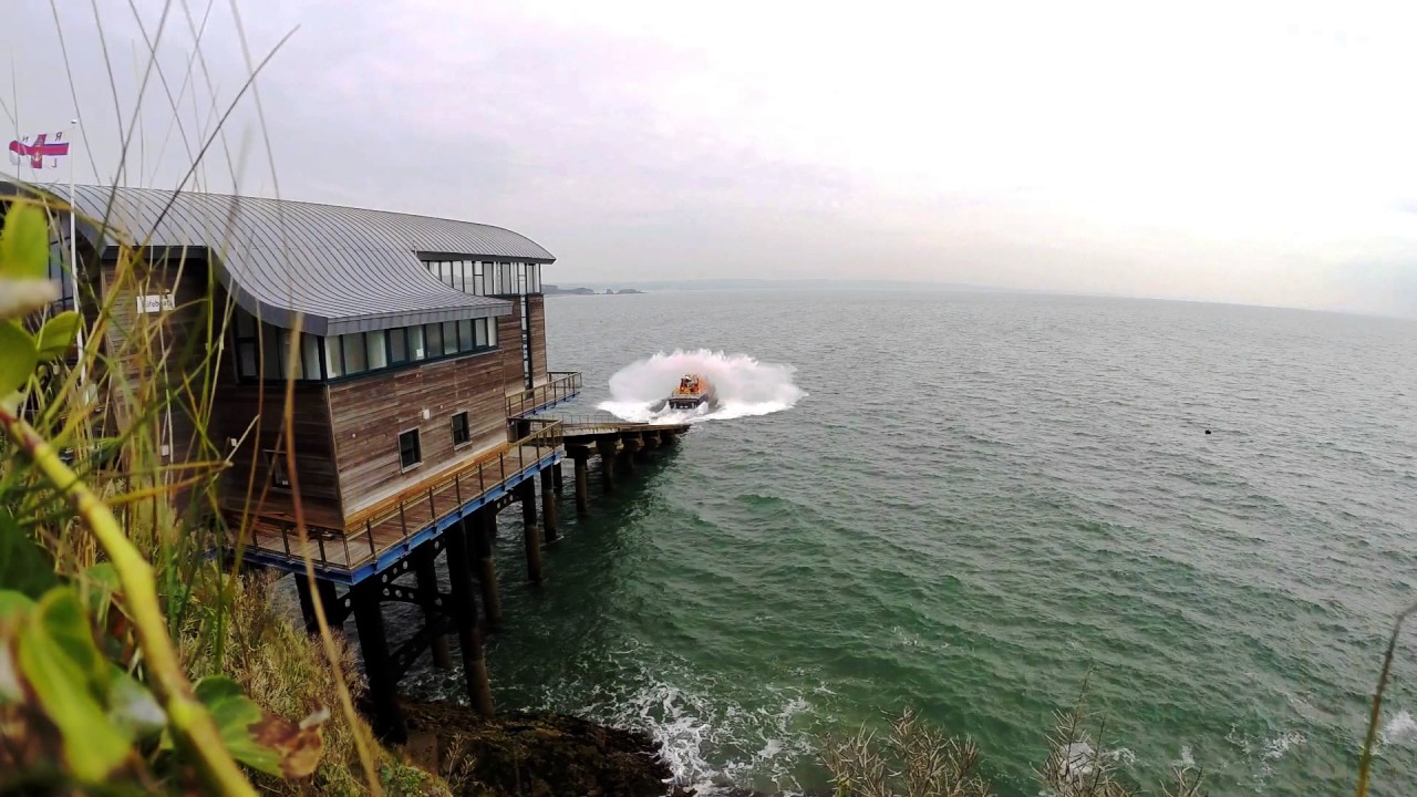 Tenby lifeboat launch. - YouTube