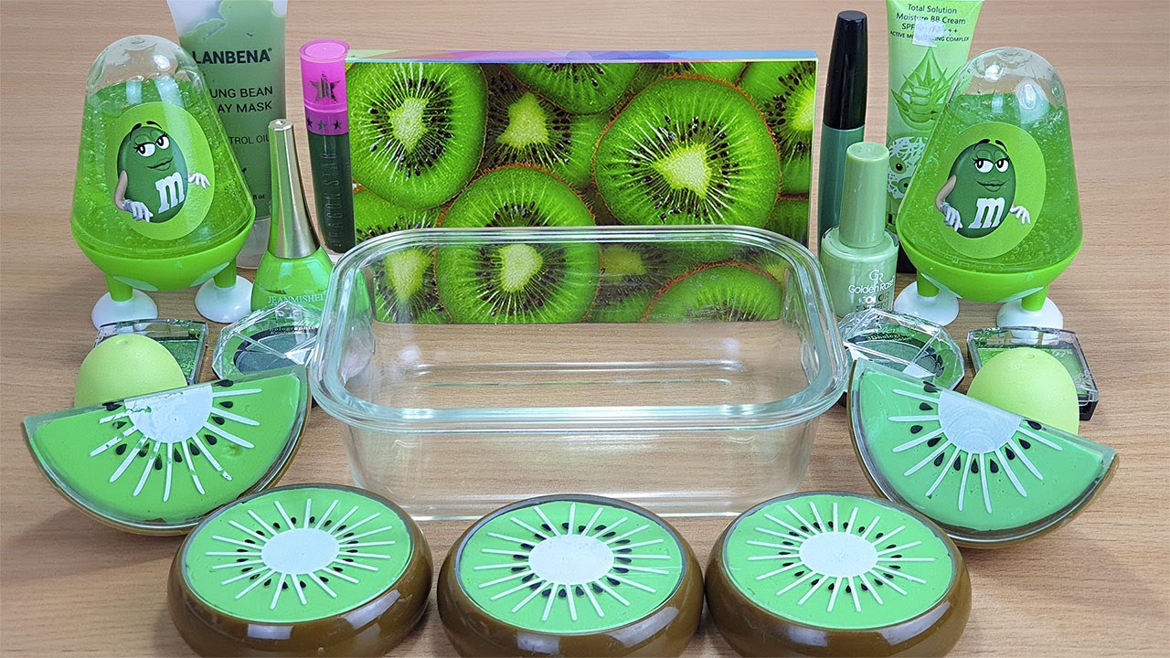 KIWI SLIME Mixing makeup and glitter into Clear Slime Satisfying Slime ...