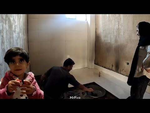 A widow helps Pia and Ariana build a house