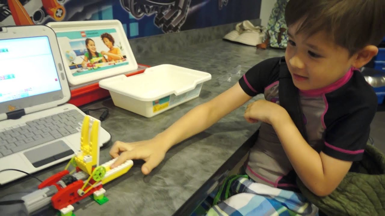 Zachary and Mommy build a robot Alligator at the Legoland Florida - YouTube