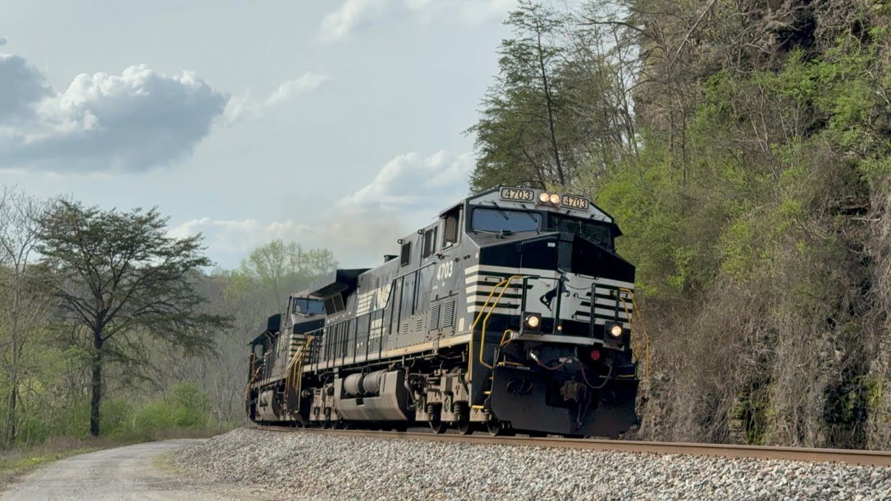 NS AC44C6M 4703 w/ SD40E Leads Manifest 171 on 4/5/25 - YouTube