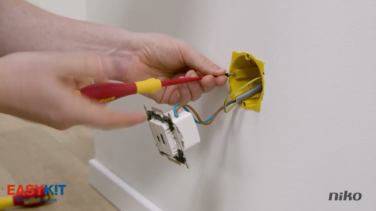 Hoe zelf je stopcontact vervangen door een Niko USB-lader? - YouTube