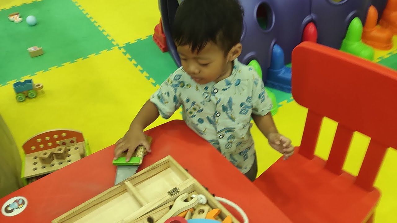 nyobain semua permainan di playground di roxy - YouTube