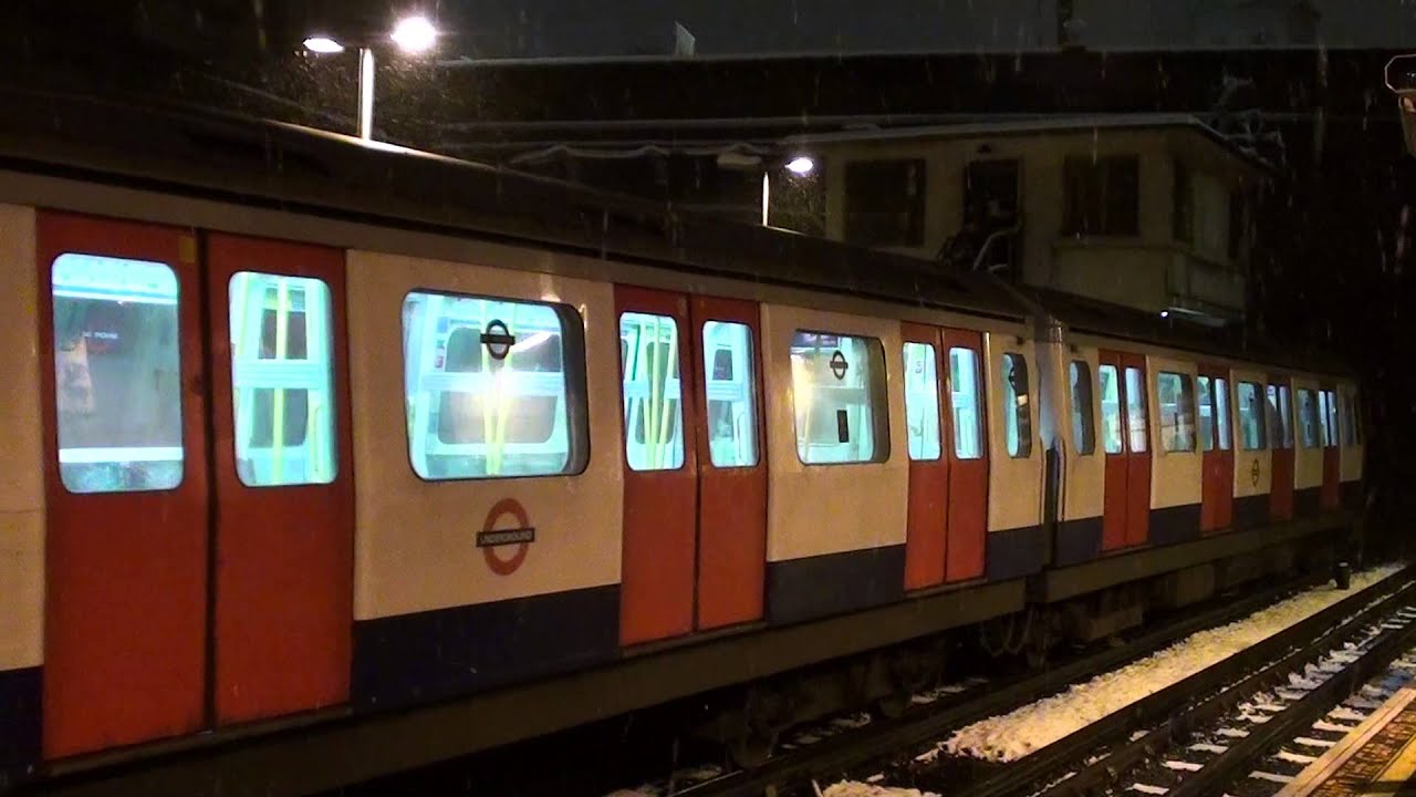 (HD) Circle Line in the snow - Westbound C Stock departs Barbican (2 ...