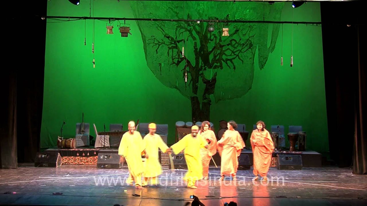 Sudan style dancing and singing on the stage! - YouTube