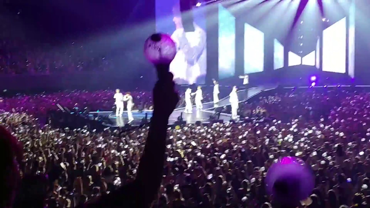 BTS jumping with ARMY on RUN | Love Yourself Tour | Amsterdam 181013 ...