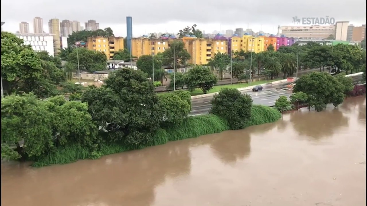 Rio Tietê transborda e ocupa marginais em São Paulo - YouTube