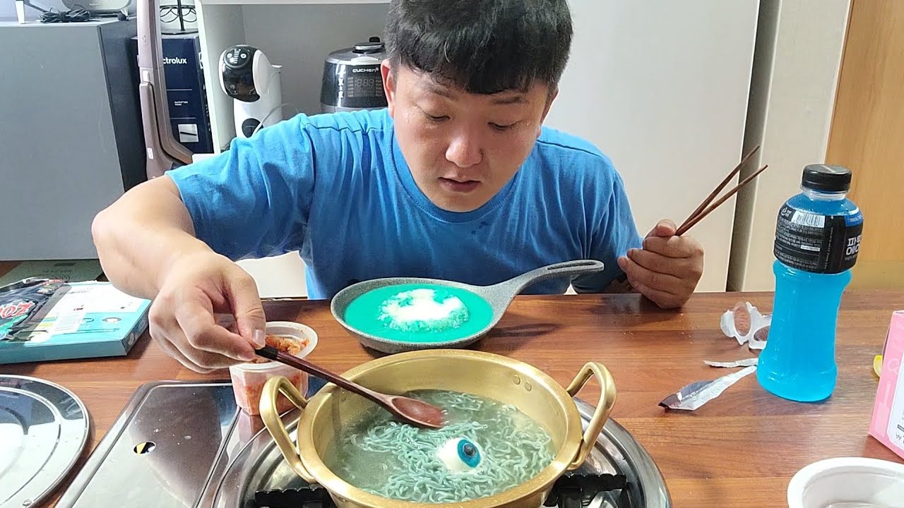 좀비라면&파란카레&파워에이드 파란먹방 Blue Mukbang - YouTube