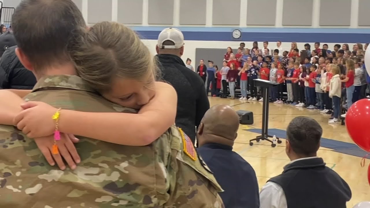 Army soldier surprises daughter at elementary school assembly - YouTube
